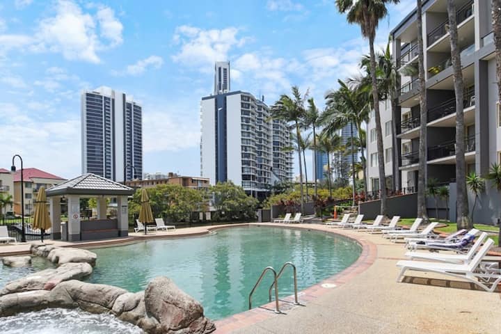 Licence To Chill - Free Parking! - Surfers Paradise