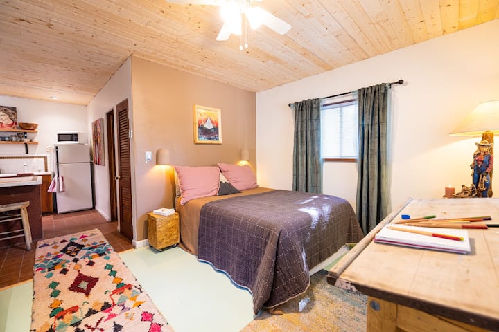 Guesthouse/art Studio 3 Blocks From Plaza - Taos, NM