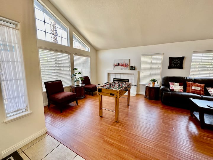 Corona Cozy 3-bed, 2-bath Single-story Home - Corona
