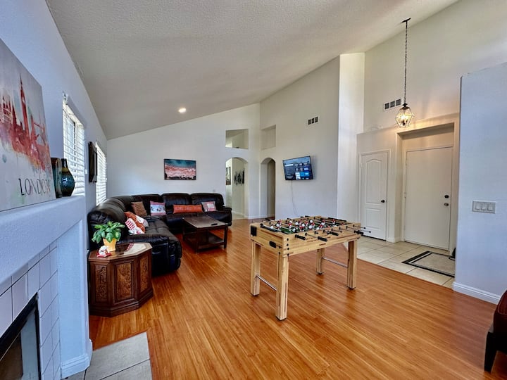 Corona Cozy 3-bed, 2-bath Single-story Home - Corona