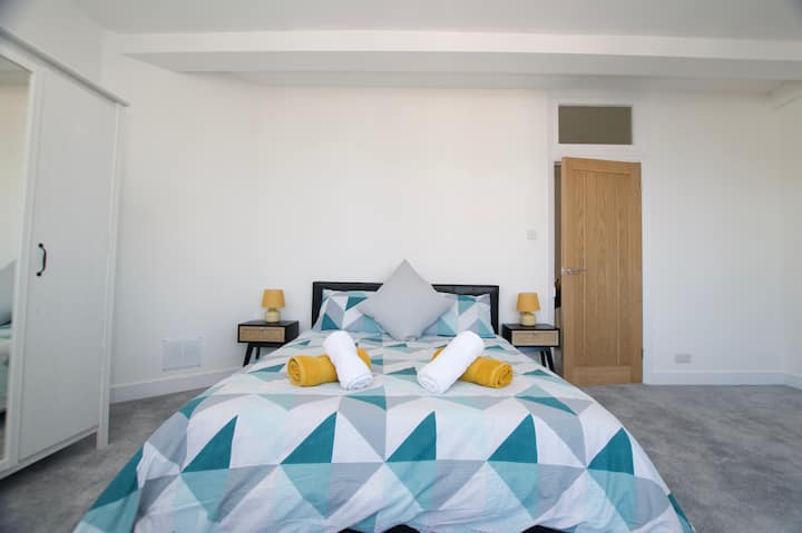 Modern Large 3-bed Coastal Flat With Parking. - Frinton-on-Sea