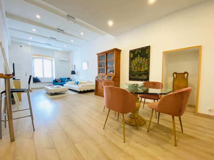 One Foot In Vieux Port : La Suite Sur Le Quai - Jardin de la Magalone de Marseille