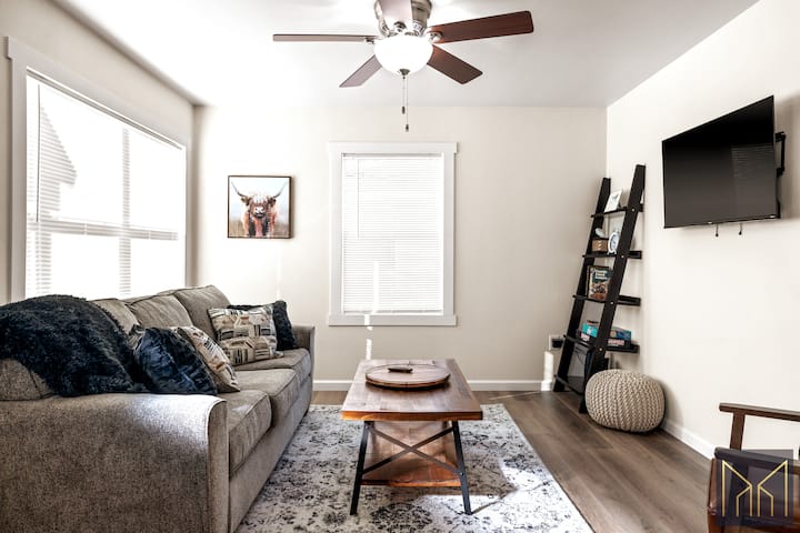 Cozy & Chic Home | 'Big Tree Area' - Evansville, WY