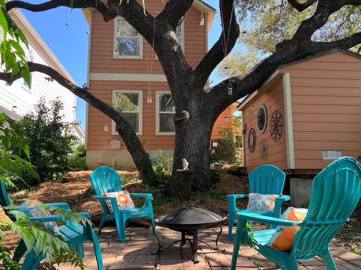Sweet, Updated Cottage Steps From Everything! - Georgetown, TX