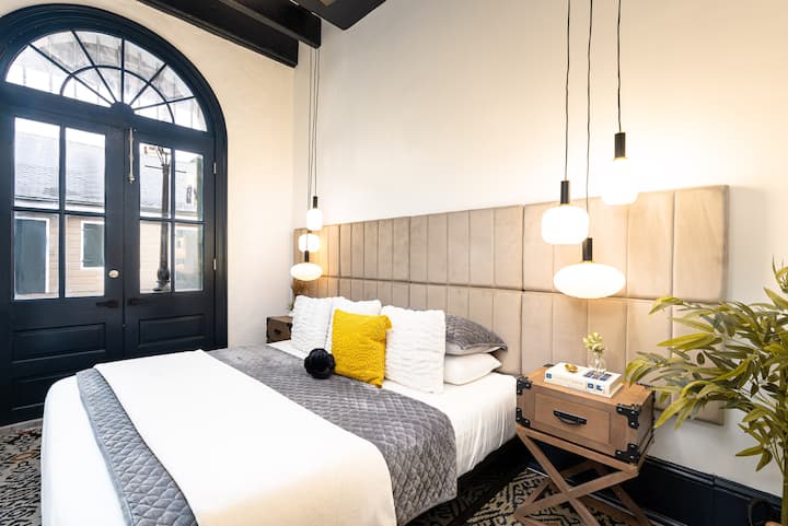 French Quarter 2bd | Opens To Street W/ Courtyard - New Orleans, LA