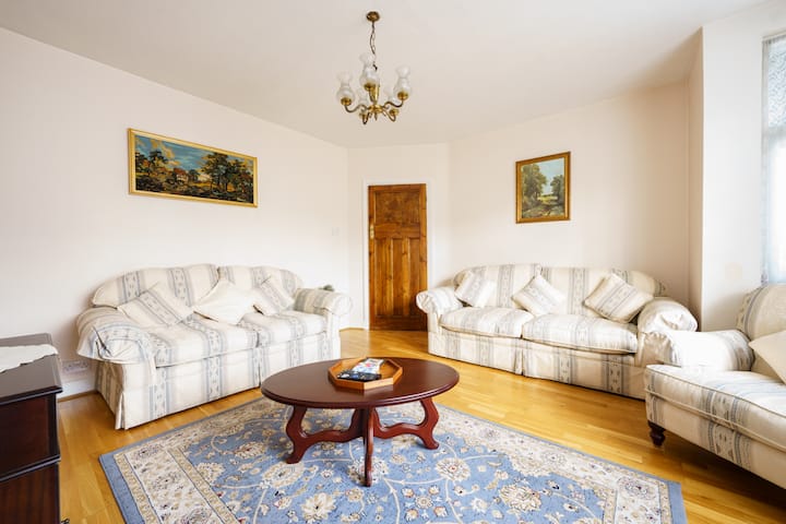 Wembley Arch View, 4-bed House, Drive For 2 Cars - Harrow