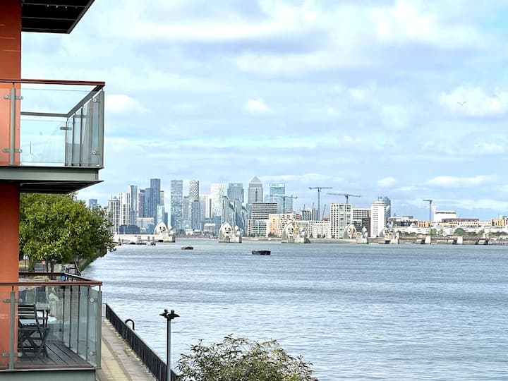Lovely 2 Bedroom Apartment On The River Thames. - Woolwich