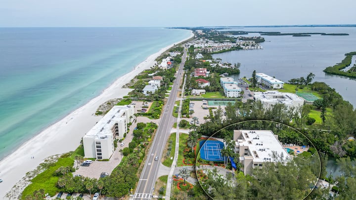 Beach Vibes & Bay Views – 2br Getaway - Longboat Key, FL