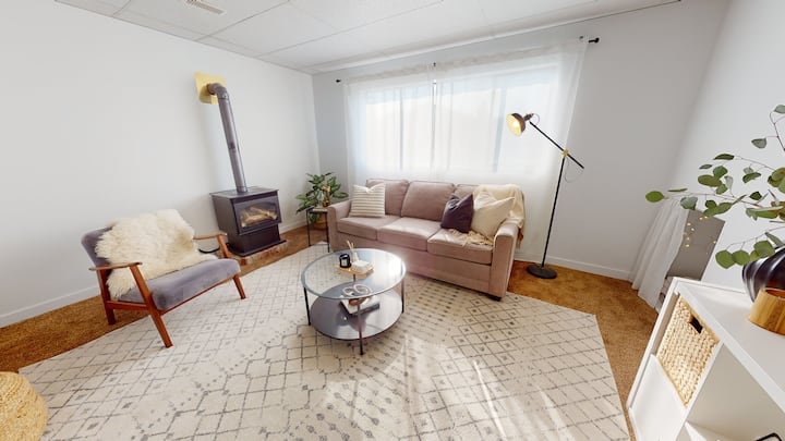 Bright 1 Bedroom Suite W/gas Fire Place, Sleep 5 - Langley