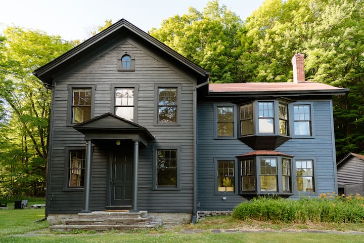Hamlin House - Chic Farmhouse In Livingston Manor - Livingston Manor, NY