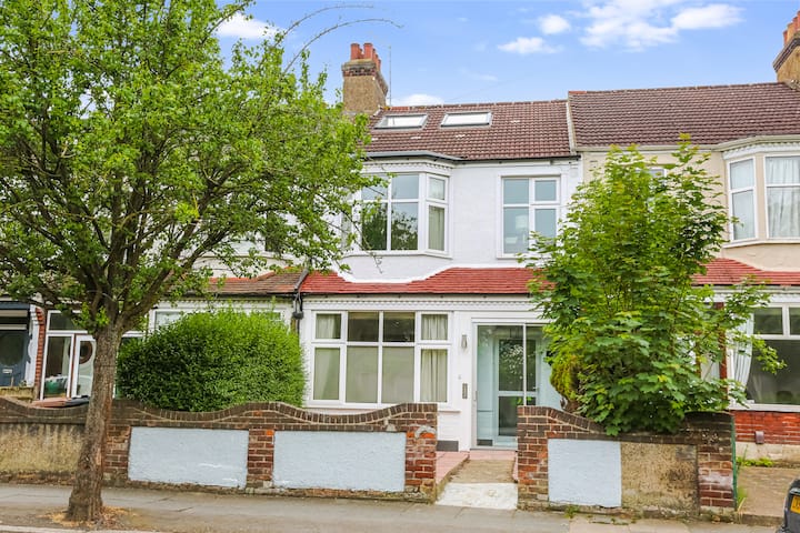Charming 3 Bedroom House - Chessington World of Adventures Resort