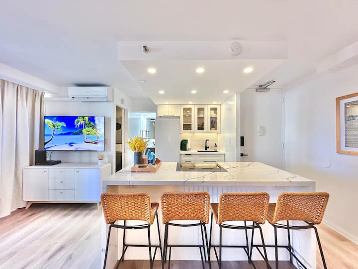 Walk To The Beach!*renovated Central Waikiki 1br! - Kaimana Beach, HI