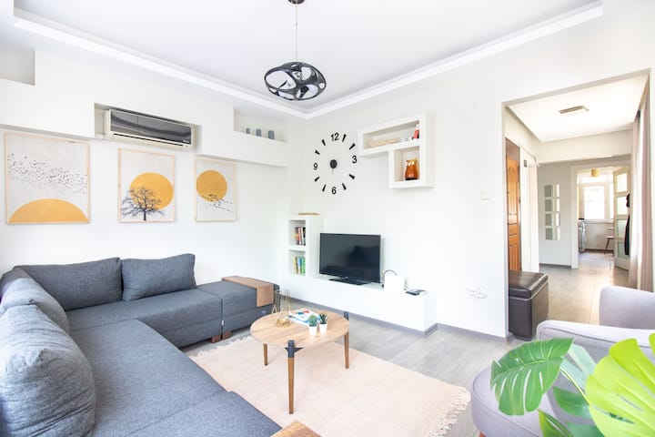 Pretty Corner Flat With Abundant Light In Kadikoy - Sarıyer