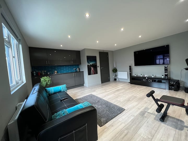 Modern Studio In Edgware - Barnet