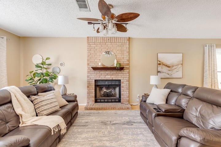 Spacious King • Heated Cowboy Pool • Parks •Trail - Cedar Park, TX