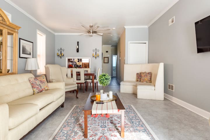 Spacious 4 Bedroom Townhouse With Cozy Fireplace - New Castle, DE