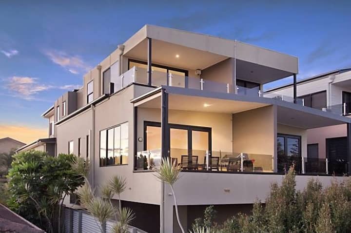 5 Bedroom Dual Living Townhouse 200m To The Beach - Gold Coast