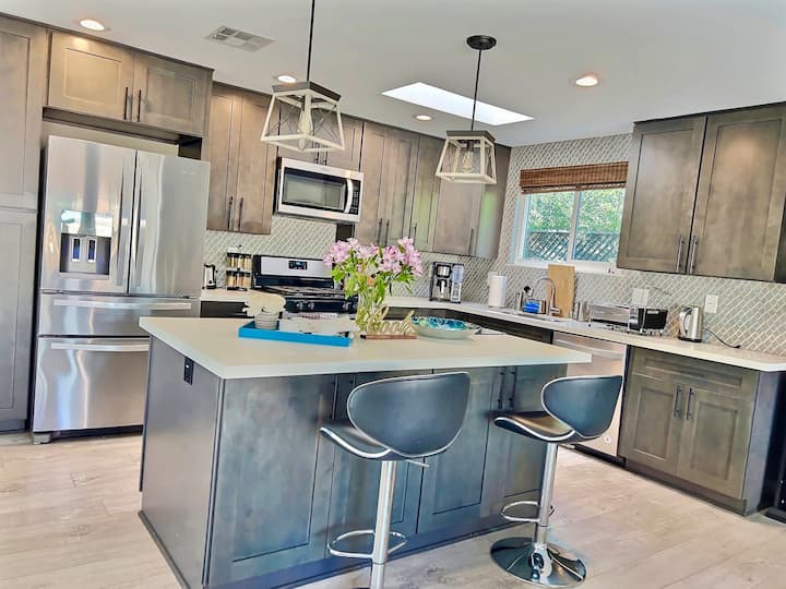 Luxury House With Pool, Spa, Video Games And More! - Costa Mesa, CA