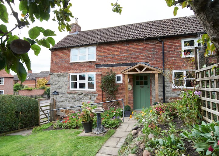 Spacious, Character Cottage In Village Location - Melton Mowbray
