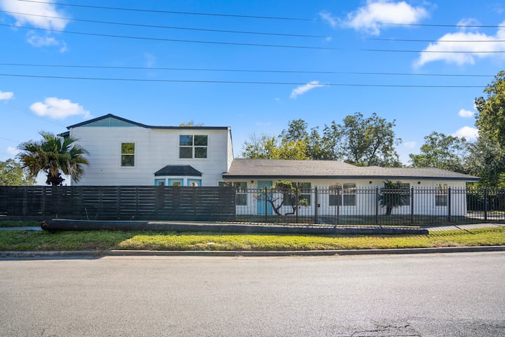 The Morehaven | 9/9 Luxury Vista | Sleeps Up To 24 - Houston, TX