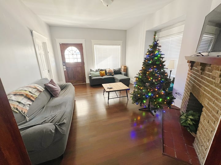 Large 350sqft. Suite W/ Private Bath & Minifridge - Cleveland, OH