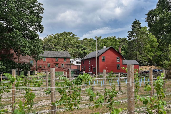 Winery Farmhouse W/ Private Hot Tub & Wine Tasting - Lawrence, MA