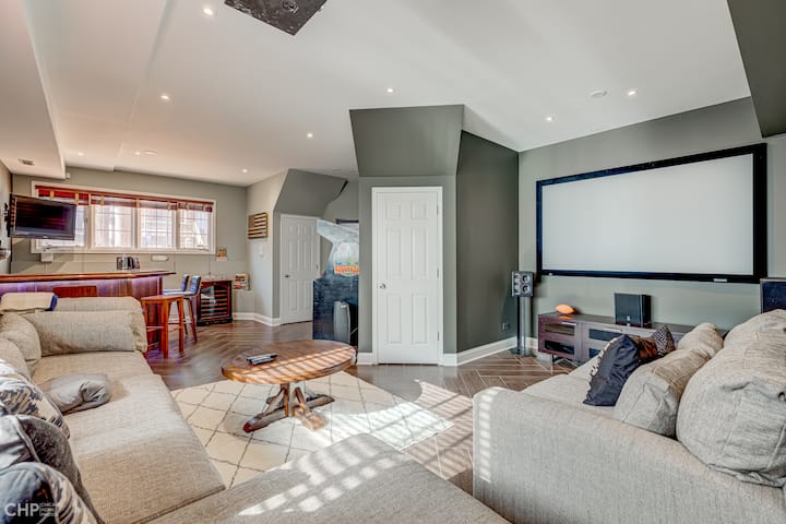 Centrally Located Condo With Parking And Deck! - Chicago