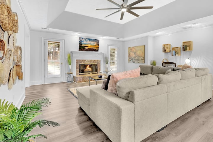 Hanover Retreat: 3br W/game Room Near Mall Of Ga - Buford, GA