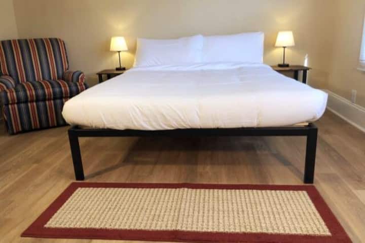 Adorable 1-bedroom Queen Bed With Free Parking! - Chapel Hill, NC
