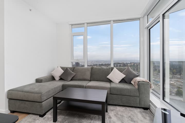 Cozy Comfy 2 Bed 2 Bath Sub-penthouse Suite - New Westminster
