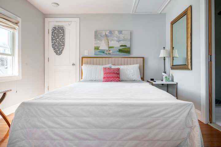 Sunny Room With Private En Suite Bathroom - Boston, MA