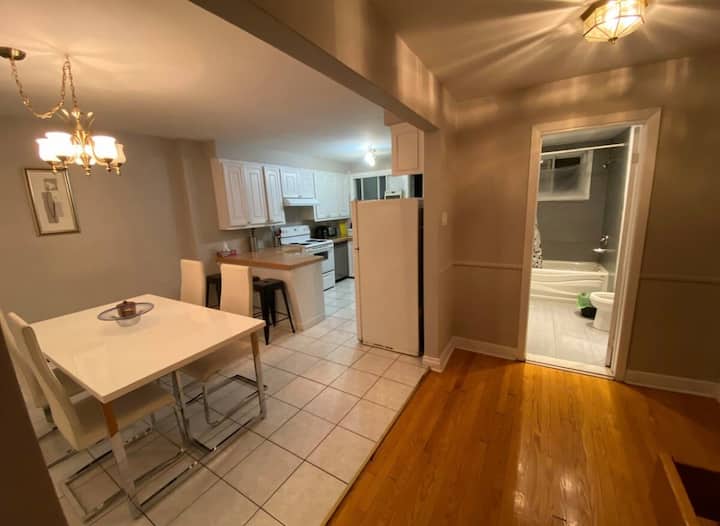 Central , Beautiful 3 Bedrooms House With Parking - Laval, Quebec, Canadà