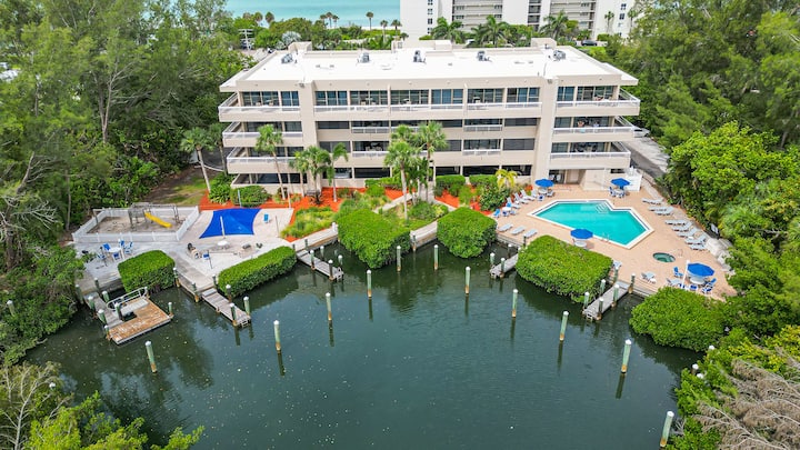Easy Beach Access -2 Br Condo-longboat Key! - Longboat Key, FL