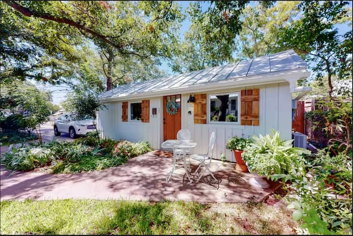 The Kleine Hutte- A Tiny, Romantic Getaway - Fredericksburg, TX