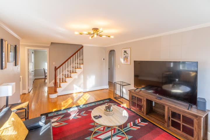 Trendy & Central Suburban Home - Hartford, CT