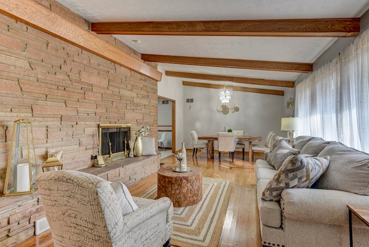 Beautiful & Spacious Home In Omaha! - Omaha