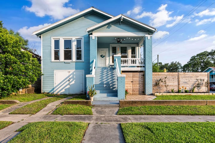 Minutes From The Strand & Shops | Pet-friendly! - Galveston