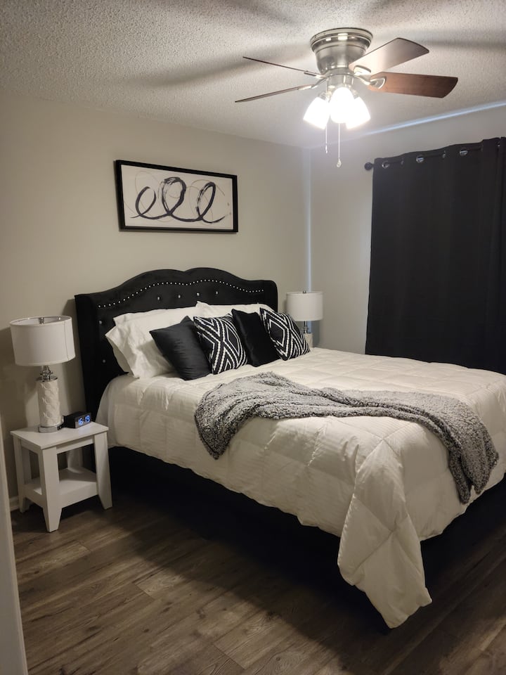 Bedroom In 2 Br Condo, Newly Renovated. - Columbia, SC