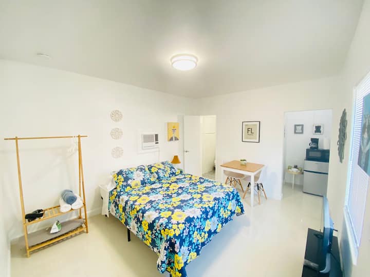 Budget Friendly Studio 1 Block From Calle 8 (4d) - Miami, FL
