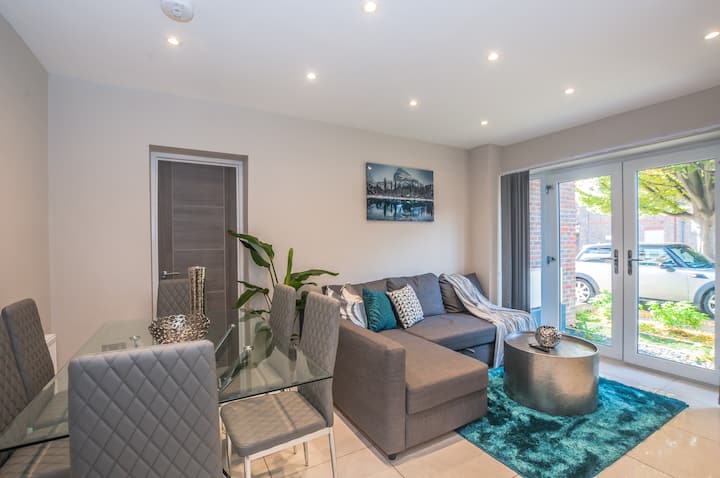 Langston House: 2 Bed, 2 Bath Luxury Apartment - Berkshire