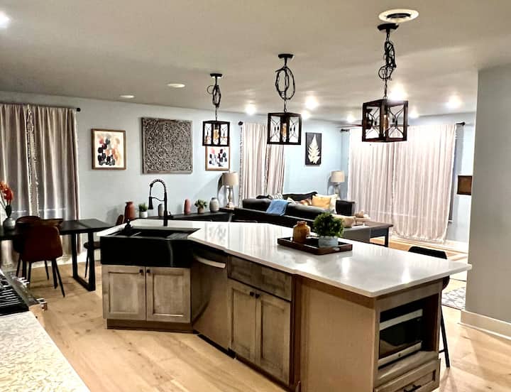 *Central Lux* Premium 1-lvl Home - Indiana