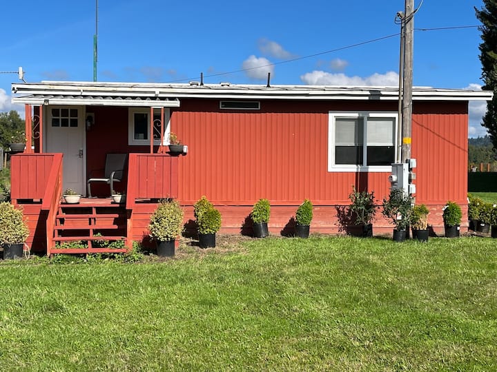 The Riverfront Red Cottage - Fisher Island, WA