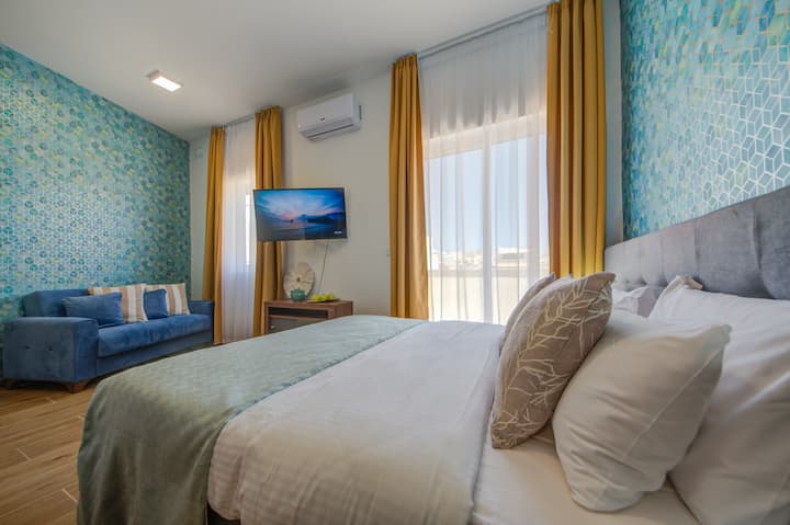 Stylish Suite With Balcony In Gzira - Malta