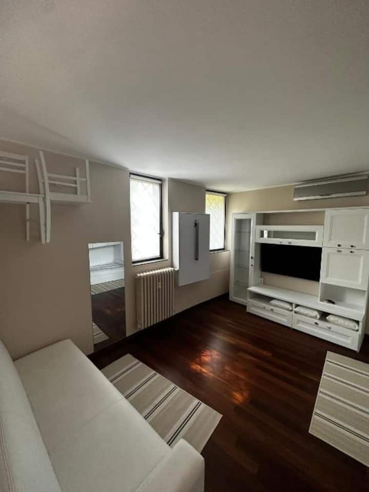 Stylish Studio | Double + 2 Singles | City Centre - Monza