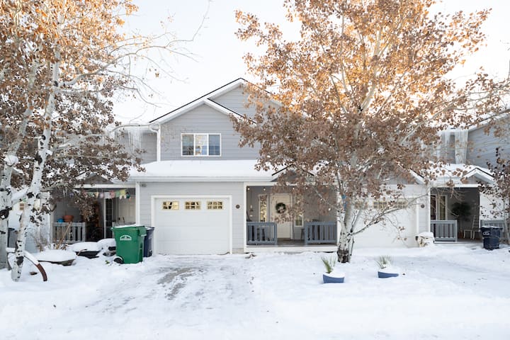 Cheerful & Convenient Two-bed Townhome - Bozeman, MT