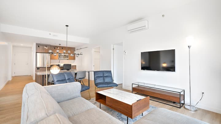 Upscale 2 Bed, 2 Bath Modern & Cozy Condo - Montreal