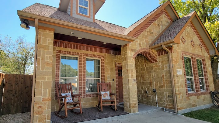 Enchanting Home Near Downtown Dallas! - Dallas, TX