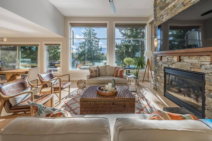 Stunning 3 Bedroom Lakefront Villa In The City - Nanaimo