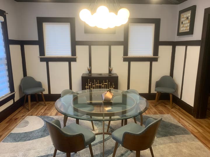 Cheerful 2 Bedroom Home With Firepit & Game Room. - Dearborn, MI
