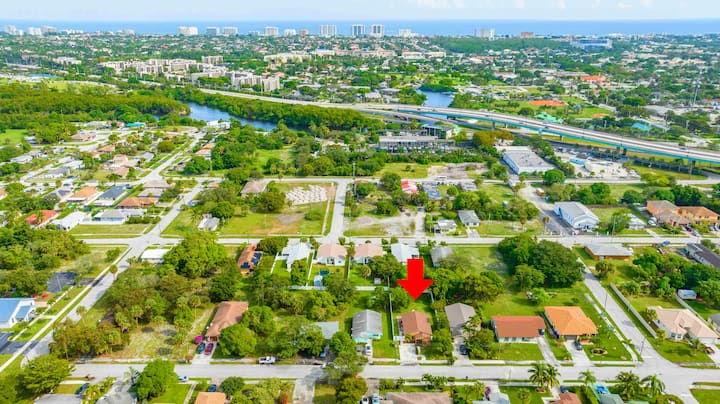 Comfortable Homie Home With Fenced Yard 3br/1bath - Boca Raton, FL